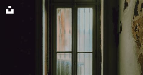 창문이 있고 벽에 그림이 걸려 있는 어두운 복도 사진 Unsplash의 무료 리스본 이미지