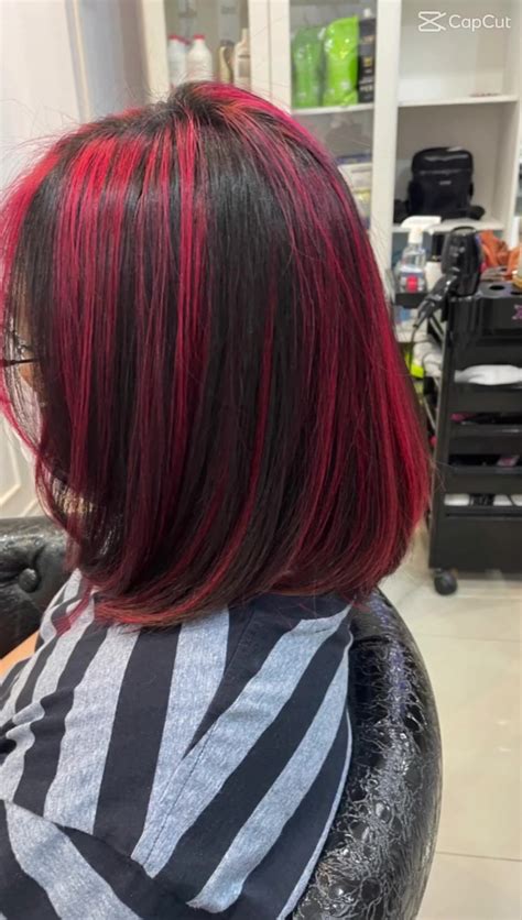 🥰ไฮไลท์ สีแดง ลูกค้าสีพื้นน้ำตาลแต่อยากเปลี่ยนสีก้อทำไฮไลท์ซิค่ะสีผมก้อจะดูโดดเด่น สวยไปเร๊ยค่ะ