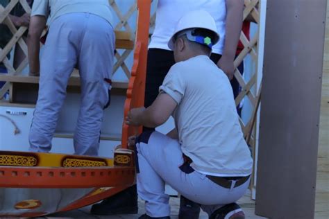 “Сүмбэр цамхаг” компани үерт өртсөн өрх толгойлсон дөрвөн хүүхэдтэй ээжид иж бүрэн тавилгатай