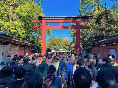 武蔵一宮氷川神社で鳥居の外まで行列ができるほど初詣のにぎわいを見せた 大宮経済新聞
