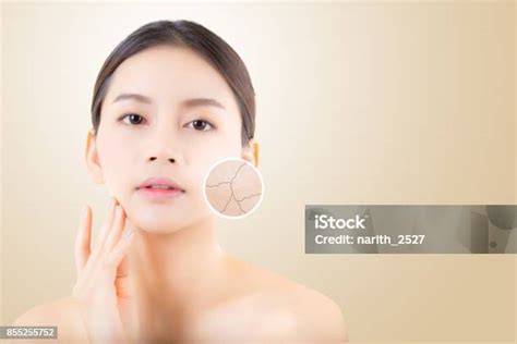 스킨케어와 건강 및 화장품 개념광고에 대 한 원에 주름과 아름 다운 아시아 젊은 여자 얼굴 건조한에 대한 스톡 사진 및 기타