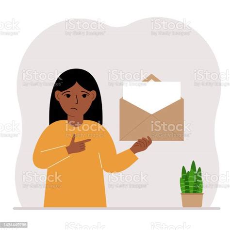 편지가 적힌 열린 봉투를 가진 어린 소녀 텍스트 템플릿에 대한 빈 용지 시트입니다 메일 개념 메시지 알림 초대 보내기 메시지에