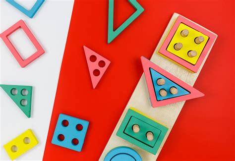 빨간색 파란색 배경에 여러 가지 빛깔의 나무 블록 트렌디 한 퍼즐 장난감 기하학적 모양 사각형 원 삼각형 사각형 유치원 유치원 또는 보육원을위한 교육 장난감 학교로 돌아가기