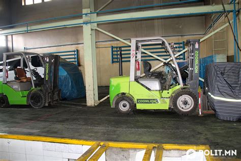 Фото Замын Үүд өртөөний ачаа шилжүүлэн ачих ангитай танилцлаа