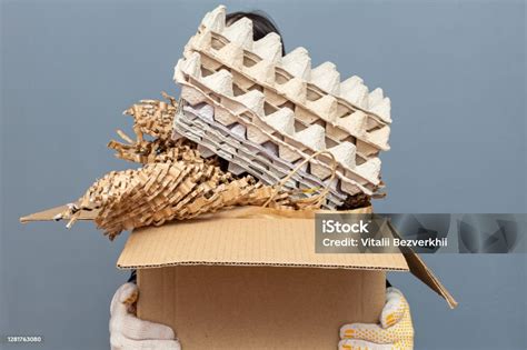 종이로 골판지 상자를 들고 소녀 만화사용 폐기물 재활용 쓰레기 가득 찬에 대한 스톡 사진 및 기타 이미지 가득 찬 개체 그룹 더미 Istock