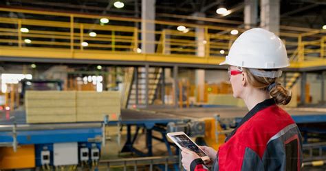 안전모와 안전 고글을 쓰고 공장에서 생산 라인 공정을 제어하는 동안 태블릿을 사용하는 바쁜 여성의 뒷모습 사진 Unsplash의 보호 작업복 이미지
