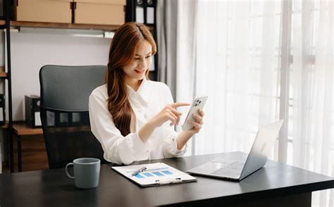 자신감 넘치는 아시아 여성이 홈 오피스에서 메모장과 태블릿을 들고 미소를 지으며 서 있다 18 19세에 대한 스톡 사진 및 기타 이미지 18 19세 가상현실 거실