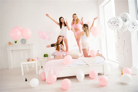 예쁜 매력적인 세련 된 슬림 매력 쾌활 한 재미 펑키 여자 실내 회의 즐기고 춤 손으로 침대에 알코올 레저 데와 만나요 안경 주말 4 명에 대한 스톡 사진 및 기타 이미지