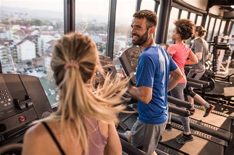 행복 한 운동 사람들이 헬스 클럽에 디딜 방 아에 조깅 하 고 의사 소통 건강한 생활방식에 대한 스톡 사진 및 기타 이미지 건강한 생활방식 교육 장비 교차 훈련법