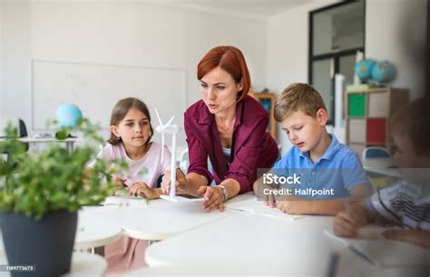 교사가 동그라미에 앉아 학습하는 작은 학교 아이들의 그룹 9월에 대한 스톡 사진 및 기타 이미지 9월 고등학교 이하 공부 Istock