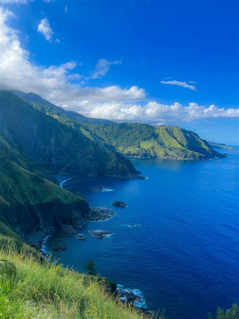 경치 경치가 좋은 고요한 광야 구름 깨끗한 녹색 언덕들 모바일 바탕화면 모험 목가적인 무성한 바다 배낭여행 생생한 색상 생태 관광 손대지 않은