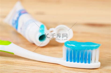 带牙膏的牙刷高清摄影大图 千库网