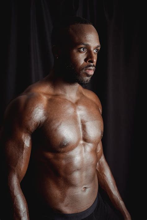 굴곡 근육 근육질의 구조물 남자 바디빌딩 상의 탈의 수직 쐈어 시공 업체 운동 이두박근 피트니스에 관한 무료 스톡 사진