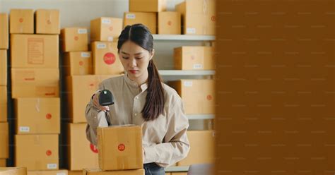 온라인 상점 창고에서 일하는 아시아 여성 바코드 판독기를 사용하여 고객 소포 상자 온라인 전자 상거래 소매 중소기업 개념 사진 Unsplash의 공급망 이미지