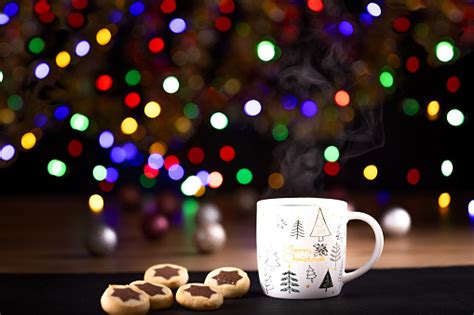 뜨거운 커피 초콜릿 또는 찻잔과 쿠키가 크리스마스 장식 동기로 사용됩니다 0명에 대한 스톡 사진 및 기타 이미지 0명 계절 고요한 장면 Istock