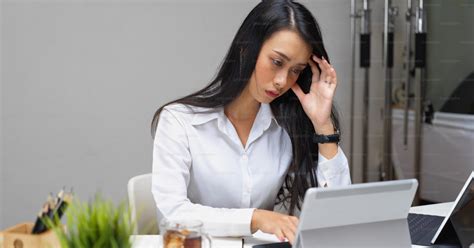 사무실 책상에서 디지털 태블릿과 노트북으로 작업에 집중하는 여성 기업가의 초상화 사진 Unsplash의 랩톱 이미지