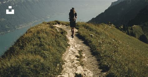 강을 내려다 보는 산 위로 하이킹하는 사람 사진 Unsplash의 무료 하이킹 이미지