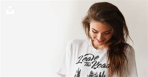 흑인과 백인 프린트 티셔츠를 입고 웃는 여자 사진 Unsplash의 무료 유행 이미지