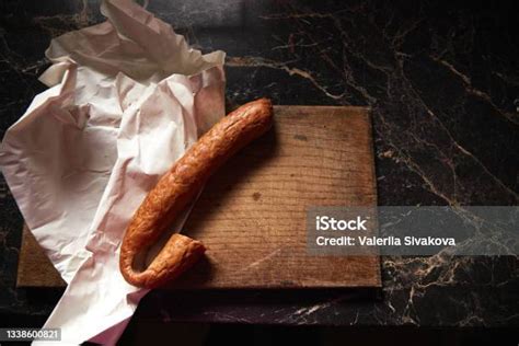 칼을 들고 오래된 도마에 훈제 쇠고기 또는 돼지고기 소시지 건강한 식생활에 대한 스톡 사진 및 기타 이미지 건강한 식생활 고기 도마 요리 도구 Istock