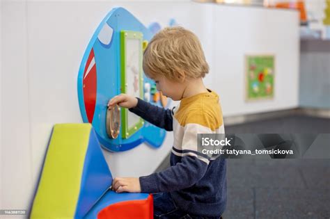 출발 게이트 근처 공항 환승 홀에서 비행기에 탑승을 기다리는 귀여운 아기 소년 아이들과 함께 공기로 활동적인 가족 라이프 스타일 여행 가정 생활에 대한 스톡 사진 및 기타