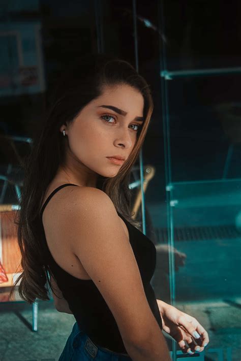 Download Gorgeous Curls Of Linda Chica Wallpaper