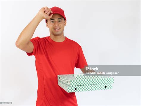 빨간 티셔츠와 모자를 쓰고 음식 주문을 하고 흰색 배경에 고립된 피자 상자 두 개를 들고 있는 배달 서비스에서 행복한 남자의 사진 T 셔츠에 대한 스톡 사진 및 기타 이미지