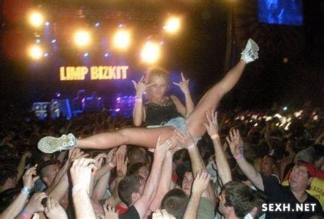 Парни и девушки обнажаются на отвязной вечеринке Pic