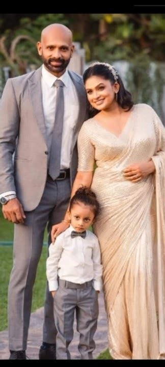 රංගනයෙන් ඉවත් වී තම පවුල සමඟ සොඳුරු ජීවිතයක් ගත කරන මුතු තරංගා ජනප්‍රිය රංගන ශිල්පිනි ️ ️🌼 Youtube