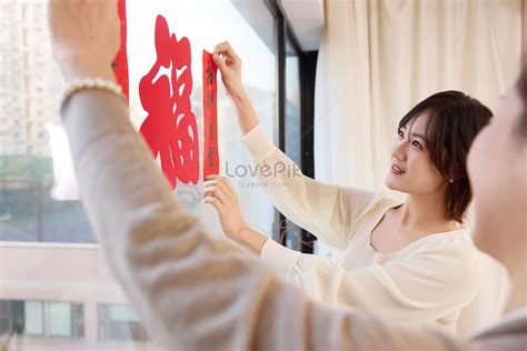 젊은 여성은 어머니와 봄 축제 커플을 게시합니다 사진 무료 다운로드 Lovepik