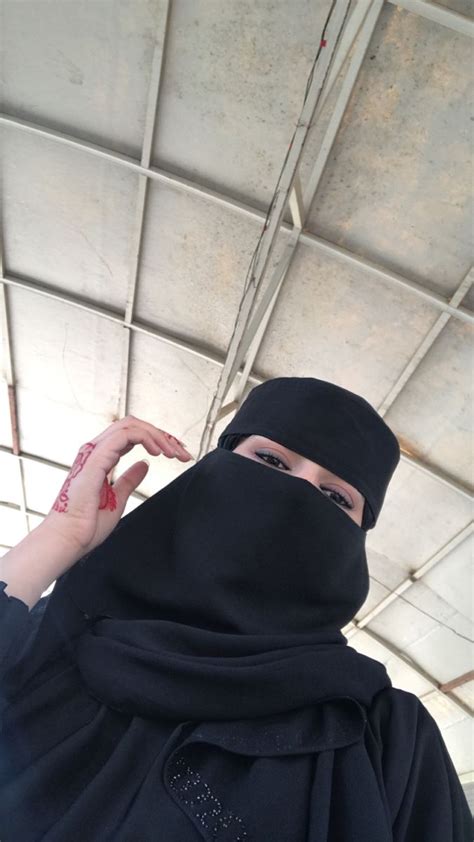 Pin By Sadia Imran On Veiled Women Cute Photo Poses Arab Fashion