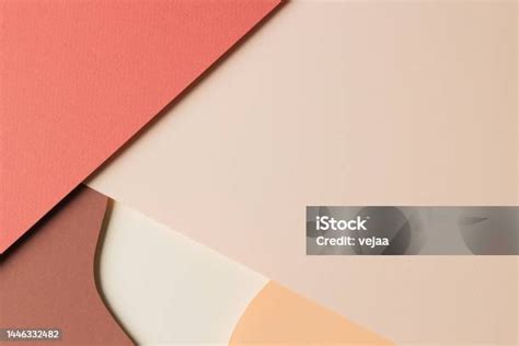 추상 컬러 종이 질감 배경입니다 베이지 색과 갈색 음영의 기하학적 모양과 선의 레이어가있는 최소한의 종이 자르기 스타일 구성 상위 뷰 0명에 대한 스톡 사진 및 기타 이미지