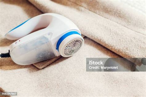 유선 보푸라기 제거 장치를 닫습니다 집에서 전기 솜털 면도기로 옷을 청소하십시오 코트에서 면도 필링 기계류에 대한 스톡 사진 및 기타 이미지 Istock