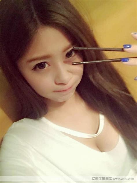 甜美白嫩性感美女酥胸比基尼自拍照 8 儿童画简笔画图片 哇图网