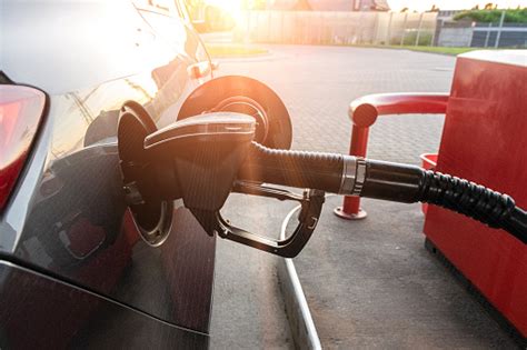 급유 자동차 주유소에서 가스를 펌핑합니다 손 사람에서 가솔린 오일 노즐 탱크 자동차 산업 또는 운송 개념 0명에 대한 스톡 사진 및 기타 이미지 Istock