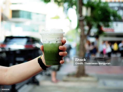 배경을 흐리게에 아이스 말 차 라 떼 크림 치즈 거품의 층의 플라스틱 유리를 들고 손을 건강한 생활방식에 대한 스톡 사진 및 기타 이미지 건강한 생활방식 기포 음료