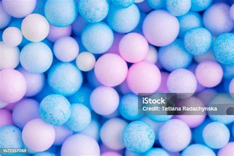 분홍색과 파란색 색상의 화려한 공 배경 다양한 크기의 다채로운 공이 있는 배경 파스텔 색상의 공 구체 0명에 대한 스톡 사진 및