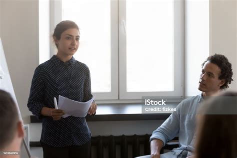 인도 프로젝트 리더는 다양한 사업가를위한 플립 차트 프리젠 테이션을합니다 20 24세에 대한 스톡 사진 및 기타 이미지 20