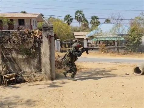 မြင်းခြံ ပုဂံ ညောင်ဦး လမ်းပိုင်းတွင် စစ်သားများ လိုက်ပါလာသော ကား ၂ စီးန