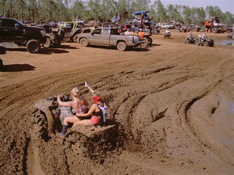 Redneck Girls Mudding