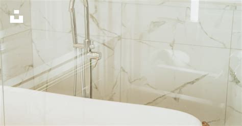 욕실에 욕조 사진 Unsplash의 무료 회색 이미지