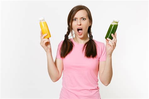 흰색 바탕에 격리 하는 병에서 녹색 노랑 해독 스무디를 들고 재미 젊은 여자 적절 한 영양 섭취 채식 음료 개념 다이어트 건강 한 라이프 스타일 광고에 대 한 공간을 복사