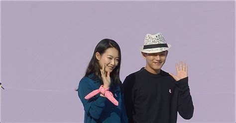 포토 신민아 피부 미인의 비결은 비싼 화장품