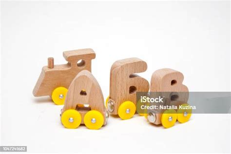 러시아 나무 글자는 흰색 바탕에 노란 바퀴와 알파벳 기차 유아 교육 읽기 유치원 학습와 아이 게임 개념 0명에 대한 스톡 사진 및 기타 이미지 Istock