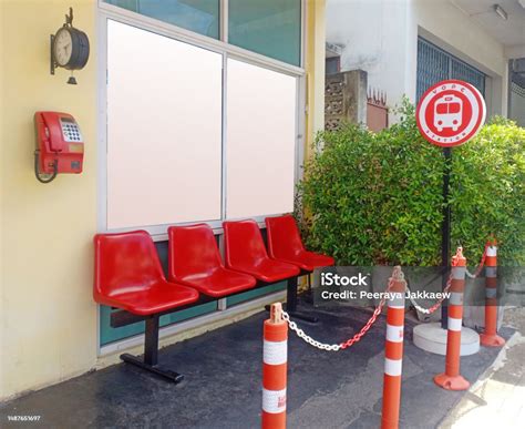 빈 보드 창문 시계 빈티지 스타일의 의자가 있는 빨간 공중전화가 있는 버스 정류장 버스에 대한 스톡 사진 및 기타 이미지