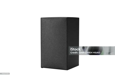 라벨이 붙지 않은 골판지 종이 상자를 테이블 위에 놓으십시오 0명에 대한 스톡 사진 및 기타 이미지 0명 3차원 형태 개념 Istock