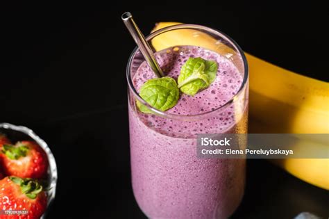 빨대와 녹색 잎 바질과 바나나 배경딸기와 유리에 과일 스무디 블루베리에 대한 스톡 사진 및 기타 이미지 블루베리 스무디