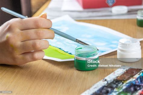 그림을 그리기 위한 브러시를 가진 어린이의 손은 수채화 페인트로 그림을 그립니다 0명에 대한 스톡 사진 및 기타 이미지 0명 개체 그룹 건강관리와 의술 Istock