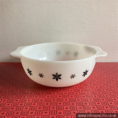 Pyrex Snowflake Easy Grip Casserole Retrospectro
