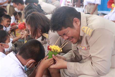 เก็บตกวันไหว้ครู นักเรียนนำกรวยดอกไม้ไหว้ครู จนก้านธูปทิ่มตาครูเต็ม ๆ