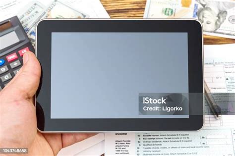 남자의 손 잡고 타블렛 Pc 테이블 세금 양식 돈과 계산기 비즈니스 개념입니다 개념에 대한 스톡 사진 및 기타 이미지 개념 개인 경기 계산기 Istock